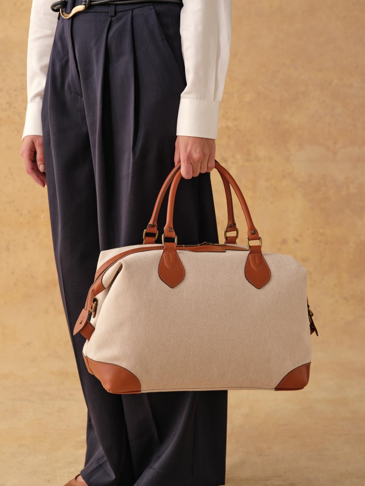 Como Explorer Cream and Tan Weekend Bag Small | Tusting